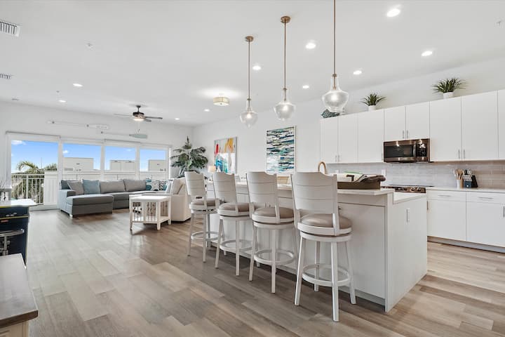 Penthouse Palms~ Pool & The Beach In 3 Min Walk! - Madeira Beach, FL