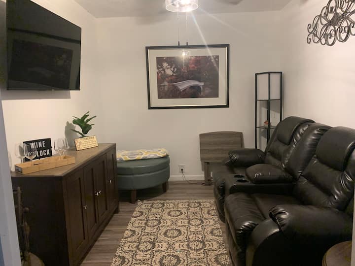 Nunas Lovely 2 Bedroom Office Suites - Palestine, TX