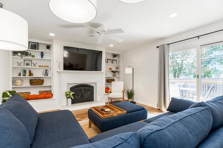 Ranch Home With Theater Room & Ping Pong Table - Spring Hill, KS