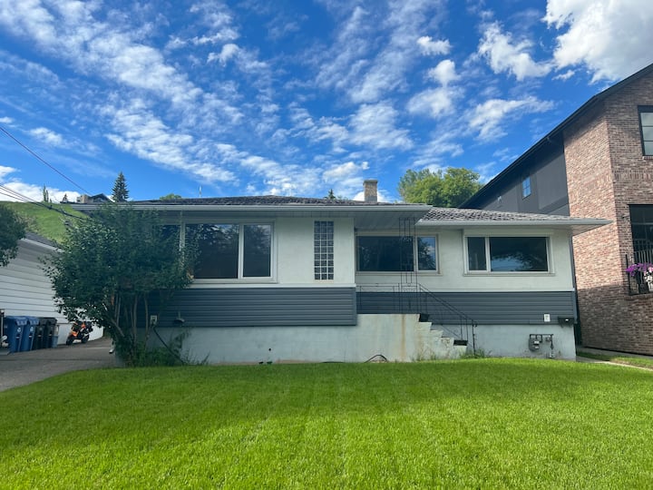Bright And Airy Centrally Located 3 Bedroom Home - Calgary