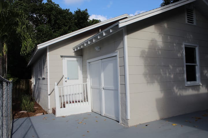 Welcome To La Casita - Cozy Two Bedroom/ One Bath - ウェスト・パーム・ビーチ, FL