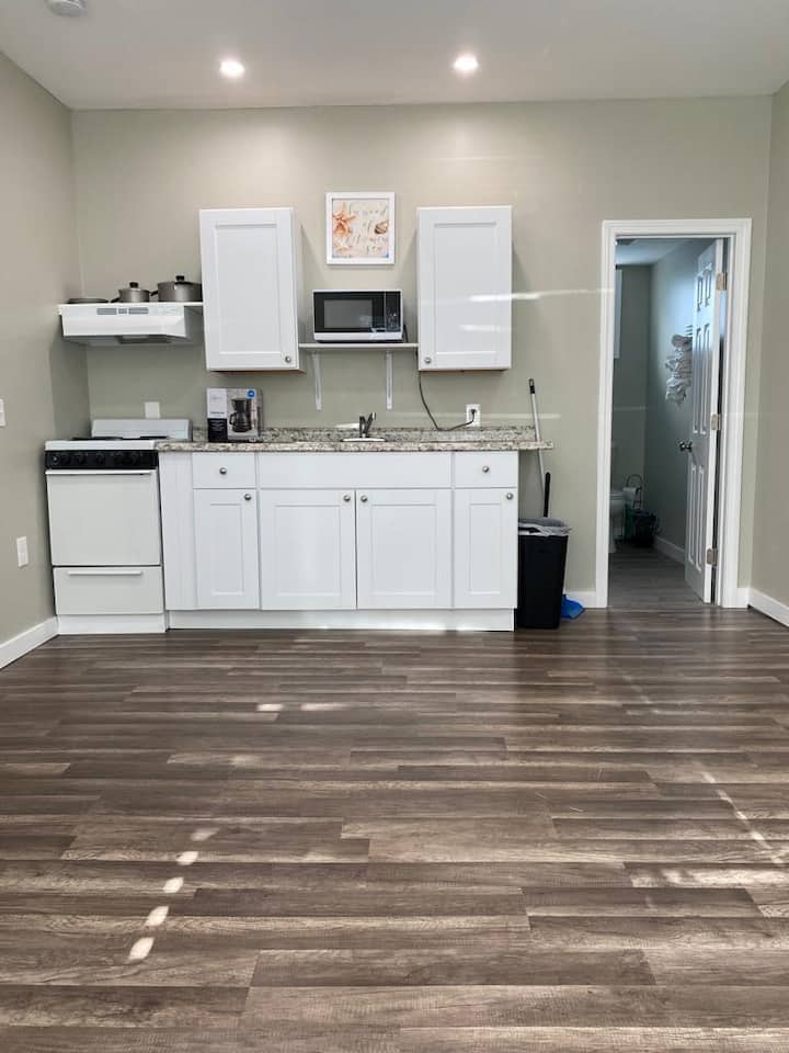 Roomno10:2 Double Beds,1 Pullout Couch Kitchenette - Hampton, NH