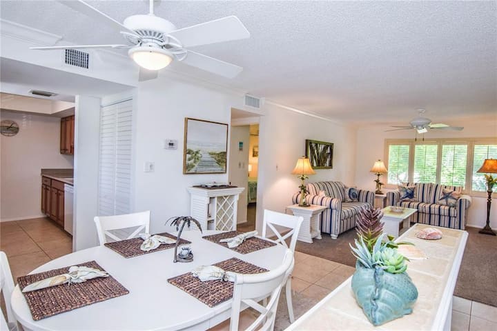 Modern Siesta Key Condo 3 Minute Walk To Beach! - Siesta Key, FL