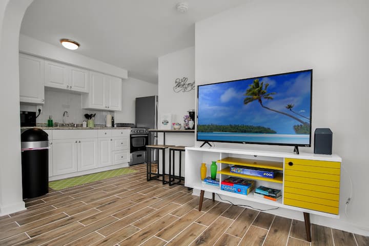 Beautiful Beach Bungalow Steps To Downtown & Beach - Lake Worth, FL