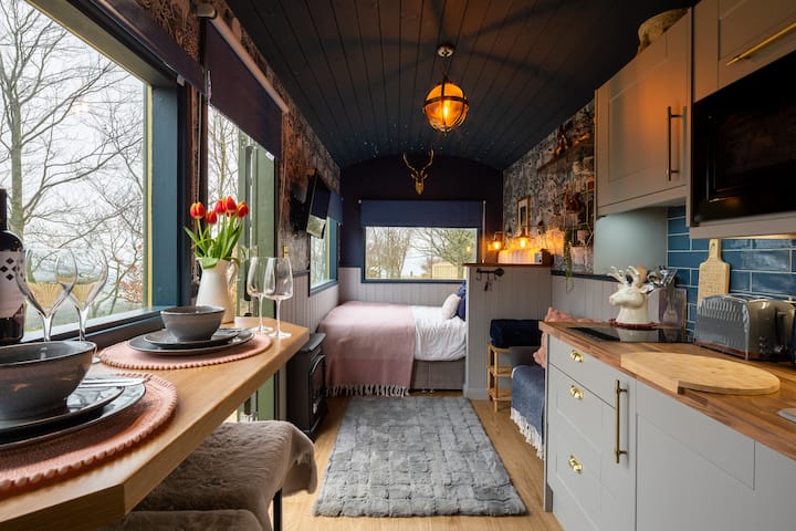 Cosy Dog-friendly Shepherd Hut · Firepit & Views - Oldham