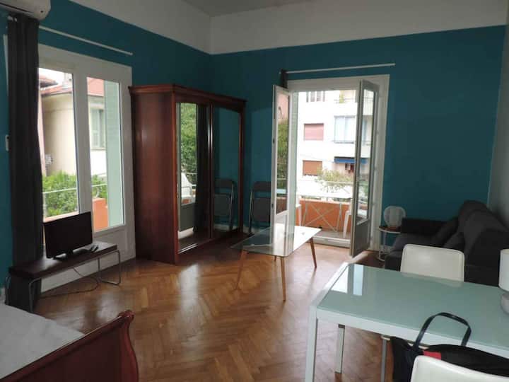 Grand F1 Nice Ouest à 100m De La Prom Des Anglais - ibis budget Nice Californie Lenval