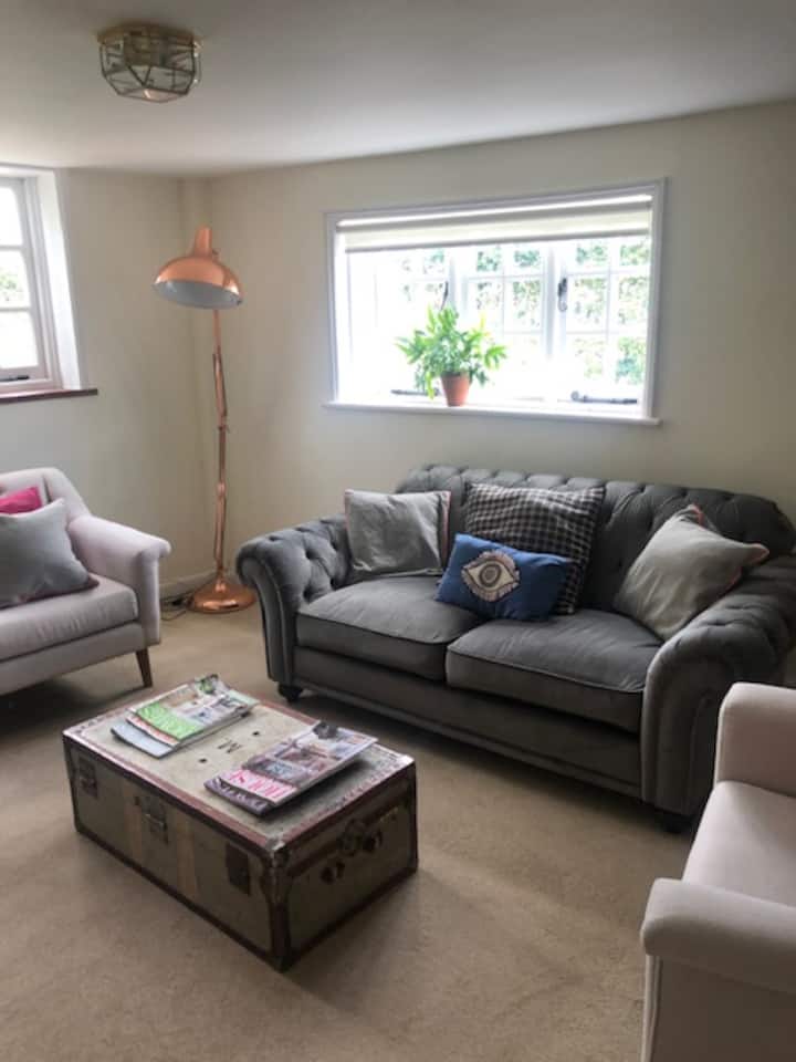 Lovely 2 Bed Annexe With Use Of Tennis Court - Basingstoke