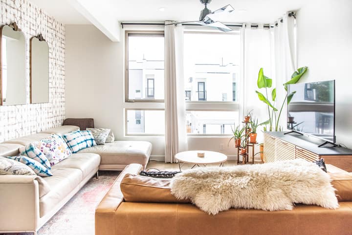 Rooftop Views | Convenient Location | King Bedroom - Seattle, WA