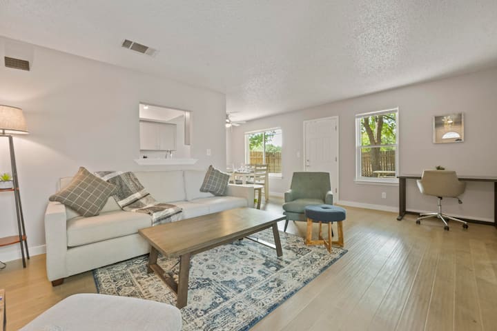 Cheerful! Renovated 2 Bed Home Private Backyard - Cedar Park, TX