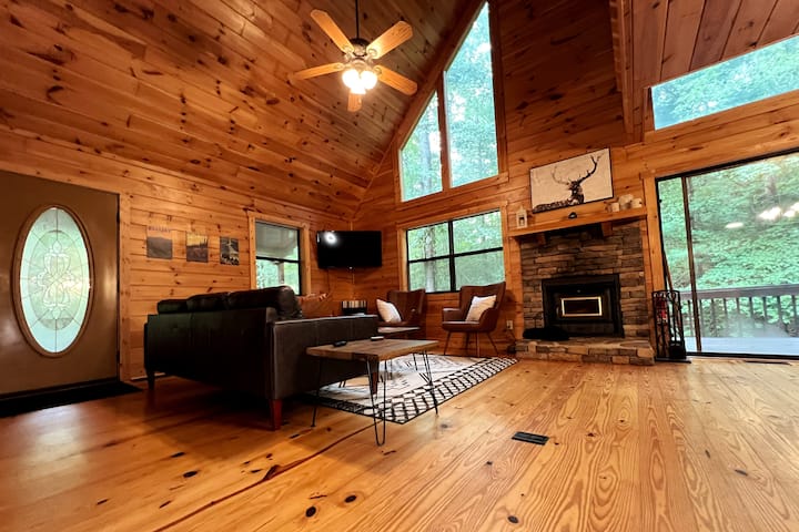 Pet-friendly Family Cabin Coosawattee River Resort