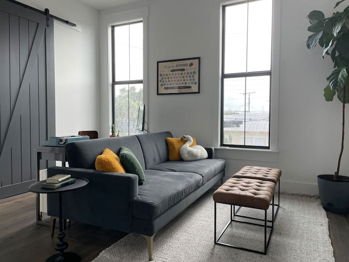 Modern 2nd-floor Suite Near 7th In Historic Ybor - Tampa, FL