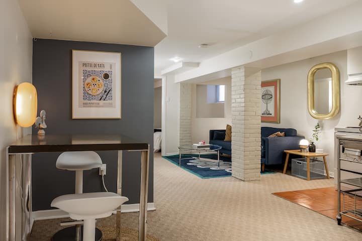 Stylish, Comfortable & Inviting Retro Space - Toronto