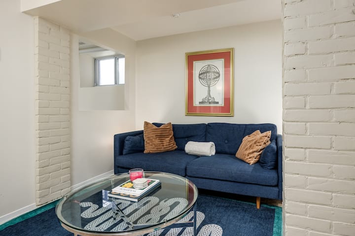 Stylish, Comfortable & Inviting Retro Space - Toronto