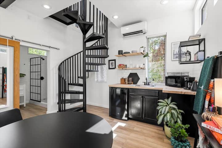 Modern Oasis | Walk To Rainey St. | Balcony - Austin, TX