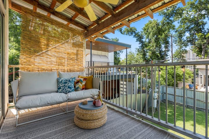 Modern Oasis | Walk To Rainey St. | Balcony - オースティン, TX