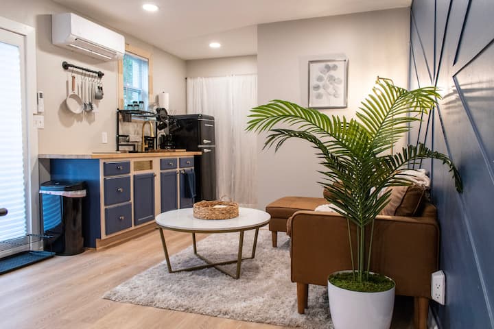 Long-term Comfort In Quiet Savannah Neighborhood - Savannah, GA