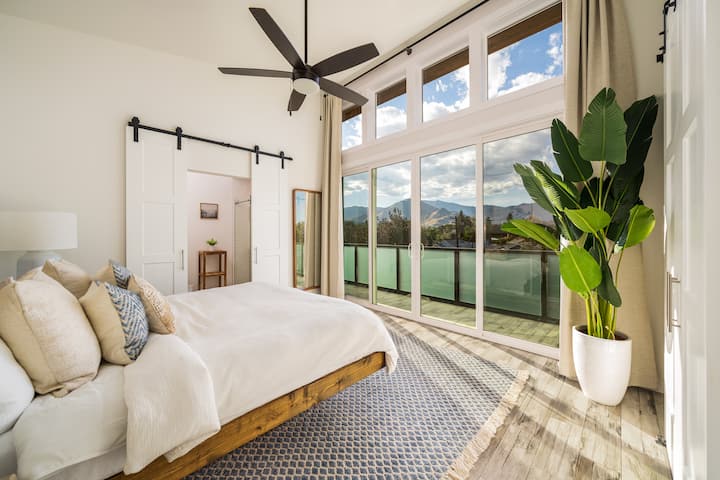 Luxury Hotel-like Modern 3 Story Townhome! - Wenatchee, WA