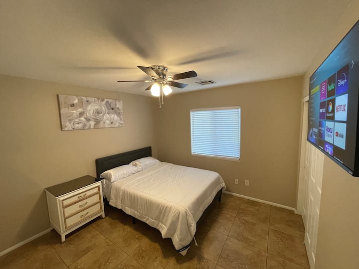 Spacious Master Bedroom W/ Private Bathroom - Nevada