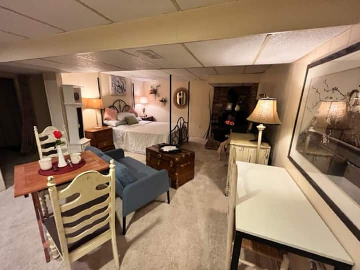 Fireplace 1 Bed Basement Suite 8 Mins From Pitt - Pittsburgh, PA