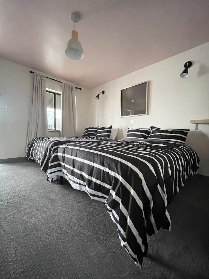 #9 Upgraded Two Bed At The Rainbow Motel - Greeley, CO