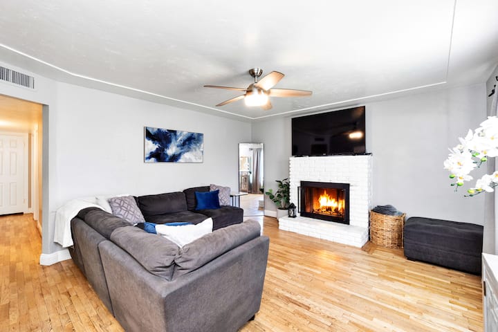 Old Town Clovis | Pool | Game Room Firepit | Bbq | - Clovis, CA