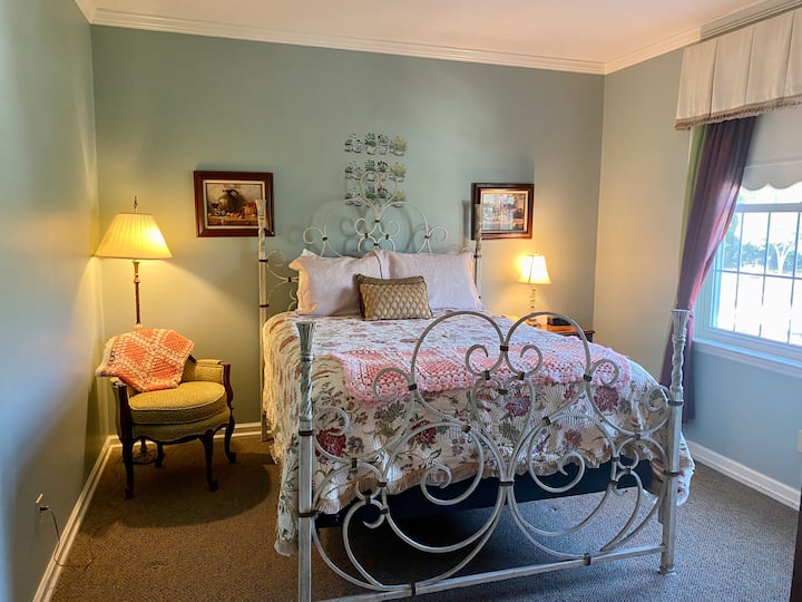 Huntington Room- Queen Bedroom With Marina View - Conway, SC