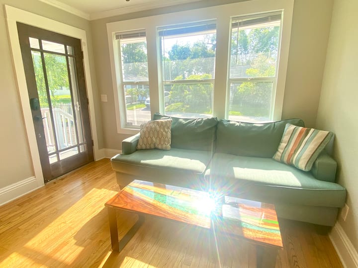 Sunny 2 Bedroom Home With Backyard - Temple Terrace, FL