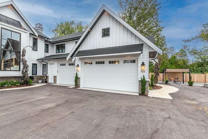 New Luxury Modern Farmhouse - Aldergrove