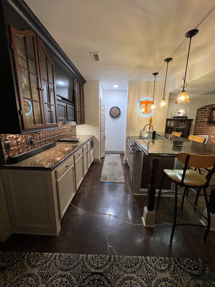 Modern 1 Bedroom With Pool & Bar - Knoxville, TN