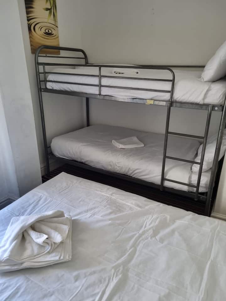 Lovely Family Room For 4 With En Suite Shower - Poulton-le-Fylde
