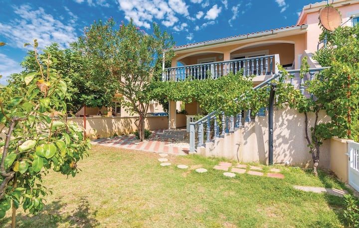 Newly Renovated 2 Bedroom Apartment With Cosy Yard - Vir