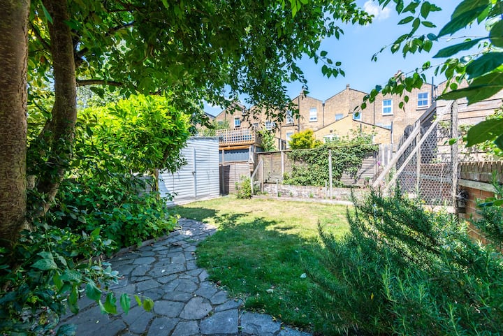 Cozy 4-bed With Garden In Trendy Stoke Newington - London