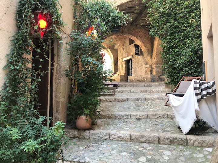 Coeur Village Agencé Récemment Par Un Architecte - Menton