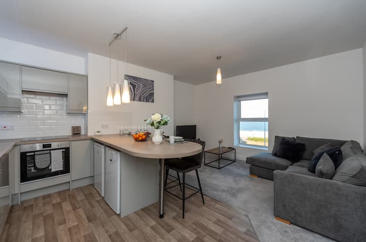 Sea Views- Modern 2 Bedroom Serviced Apartment - Lowestoft