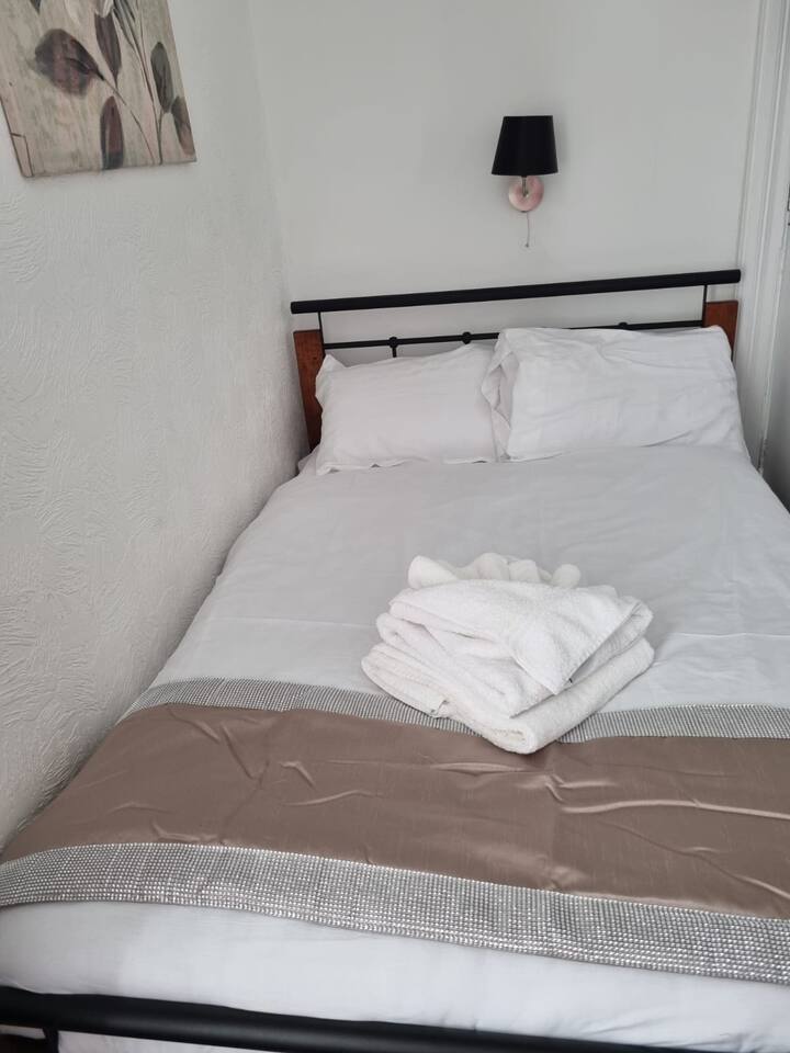 Welcoming Double Bedroom With En Suite Shower - Poulton-le-Fylde