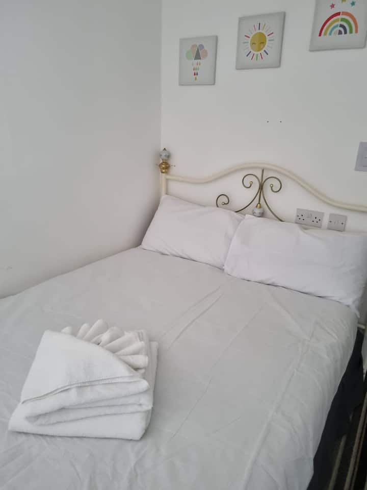 Delightful Double Bedroom With En Suite Shower - Blackpool
