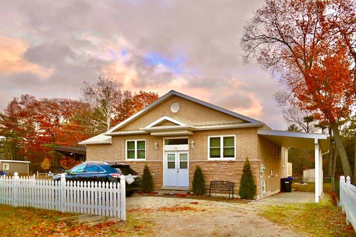 Cheerful 4 Bedrooms Vacation Beach Side House. - Wasaga Beach
