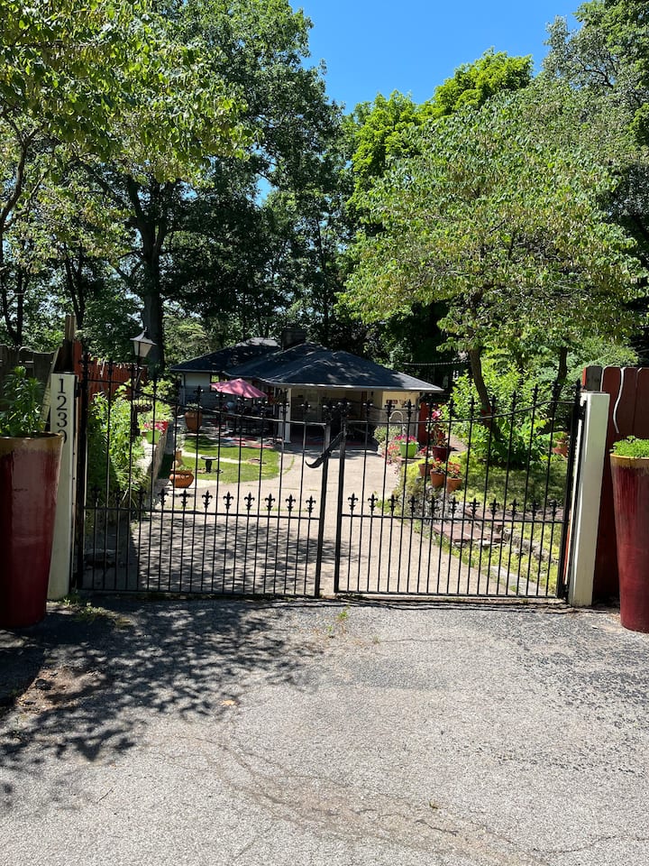 Hideaway By St. Mary’s, Holy Cross, & Notre Dame - South Bend, IN