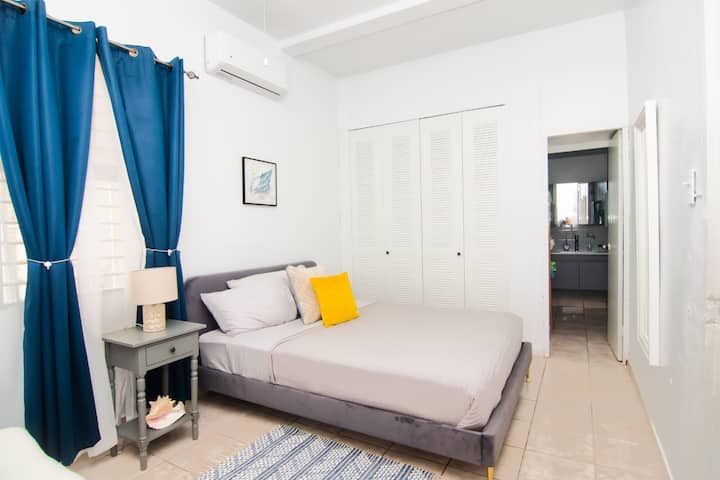 Spacious Apartment Walking Distance To The Beach! - San Juan
