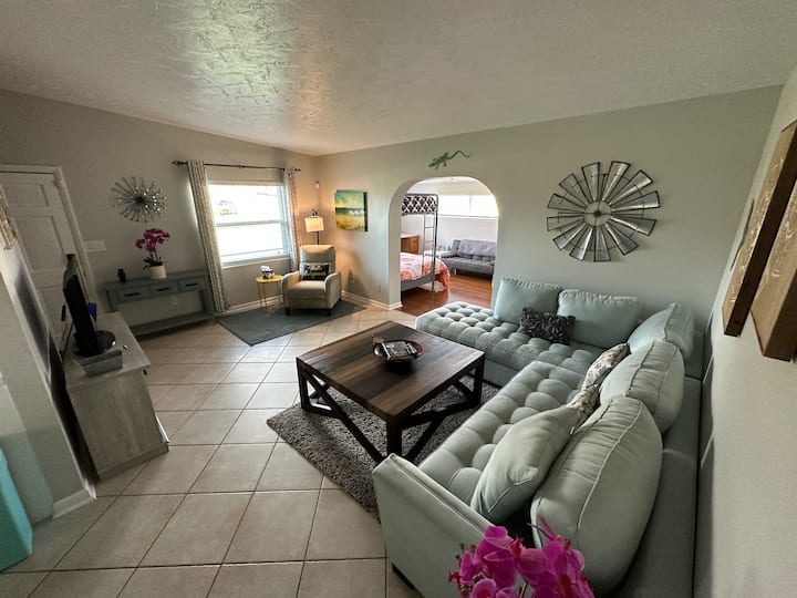 Cheerful 3 Bedroom With A Spacious Shaded Yard - Oviedo, FL