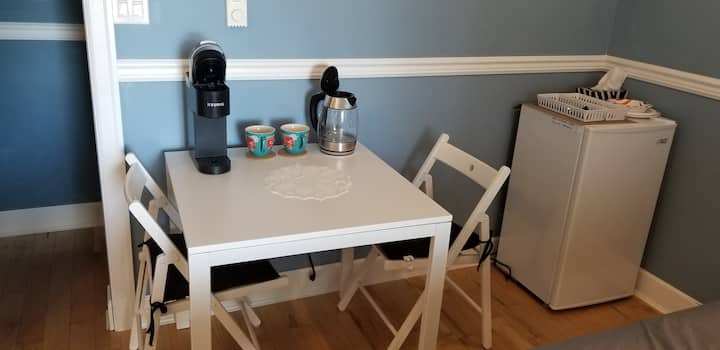 Private King Bedroom & Bathroom /Shared Kitchen - Nanaimo