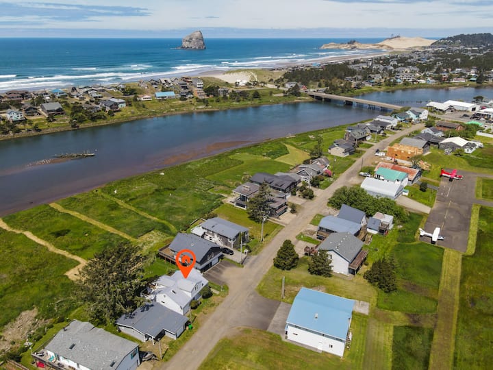 Coastal Retreat, Walk-2-beach, Fire Pit, Hot Tub - Pacific City, OR