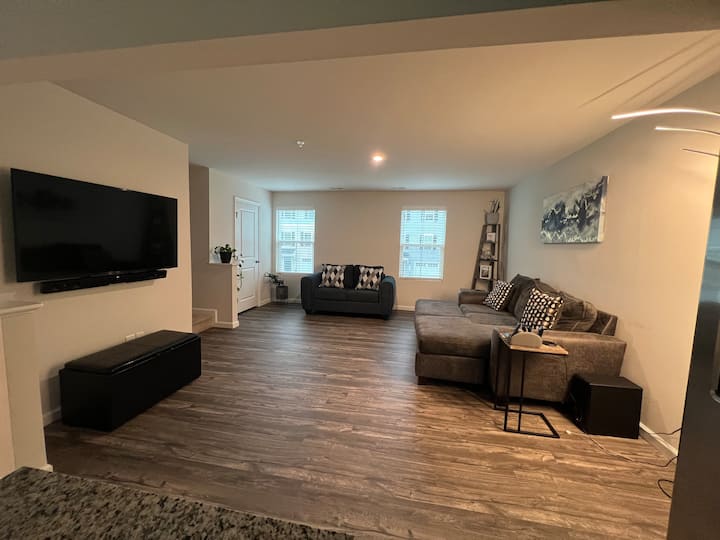 Modern 3-bedroom Townhouse Minutes From Uptown - Charlotte, NC