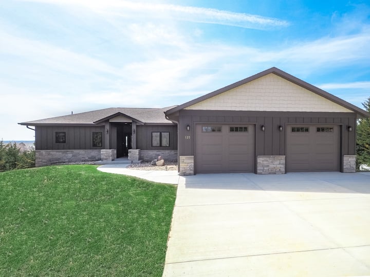 Attractive 3 Bedroom Lake House With Lake View. - Yankton, SD