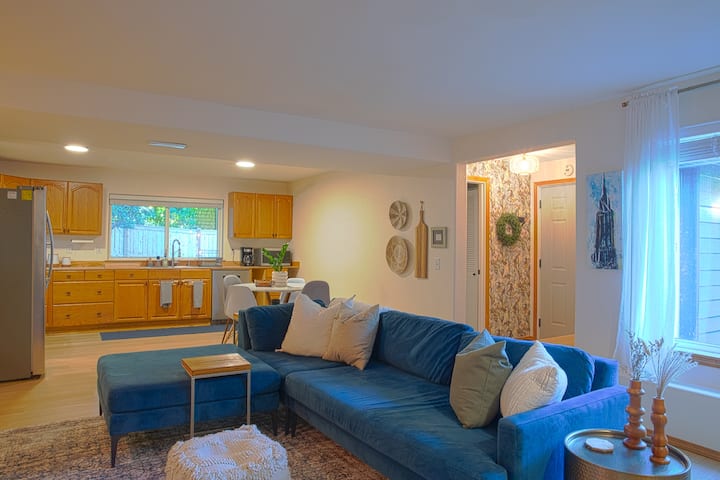 Ashworth Abode - Spacious 2 Bedroom Garden Unit - Shoreline, WA