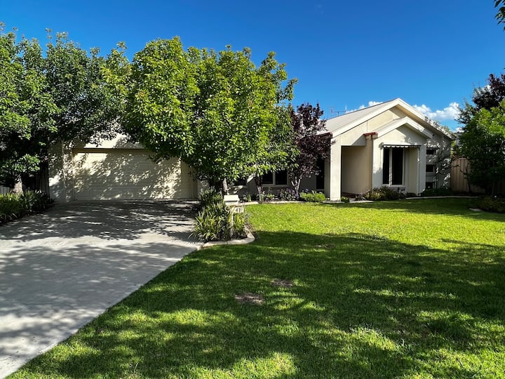 Immaculate 4 Bedroom House, Great For Groups - Cobram