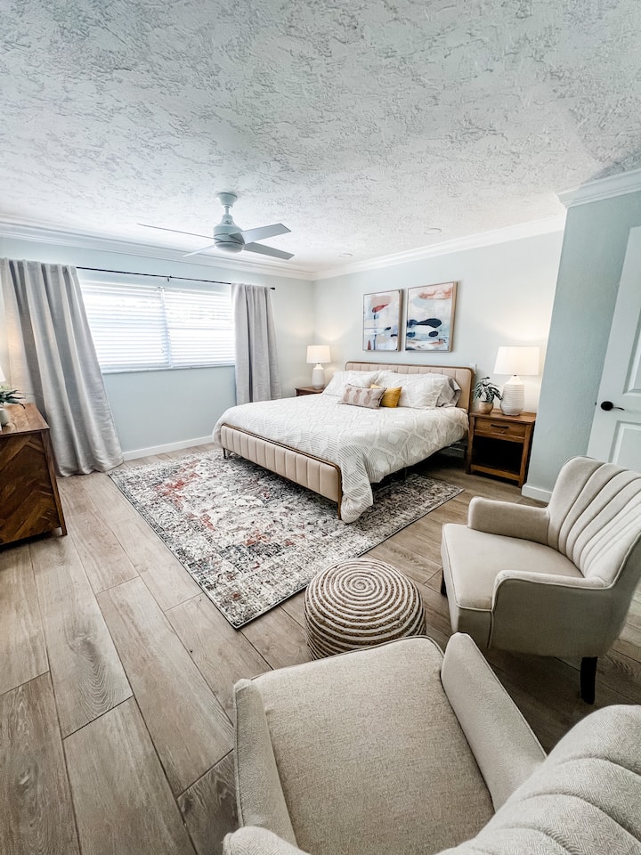 King Suite!  Heated Pool!  5 Miles To Beach! - Anna Maria Island, FL