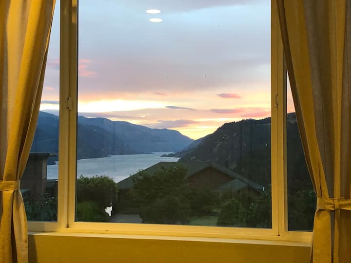 2 Bd Rm Amazing Columbia River View Home King Bed - White Salmon, WA