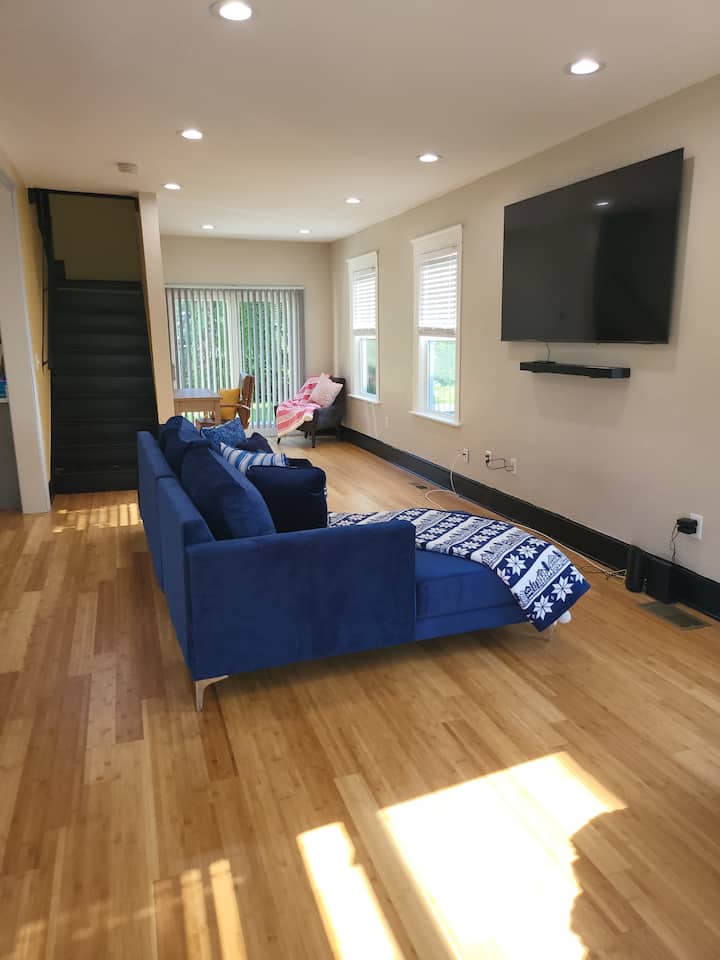 Cheerful 3 Bedroom And A Sleeper Couch In B/ment. - Worcester