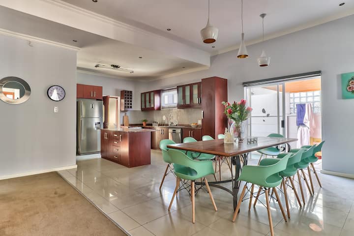 Sa Shores- 4 Bedroom Home With Pool & Bbq - Camps Bay